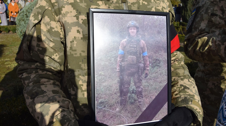 Посмертні нагороди передали рідним військових з Нетішина - vsim.ua